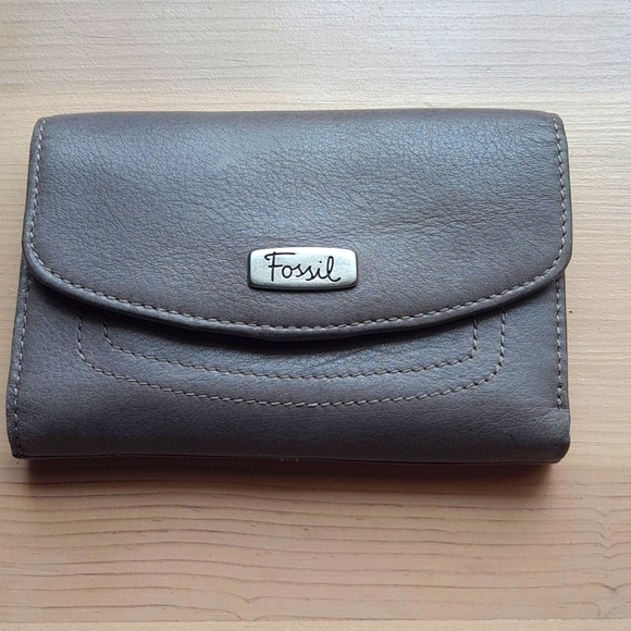 Fossil | Bags | Fossil Leather Trifold Wallet | Poshmark